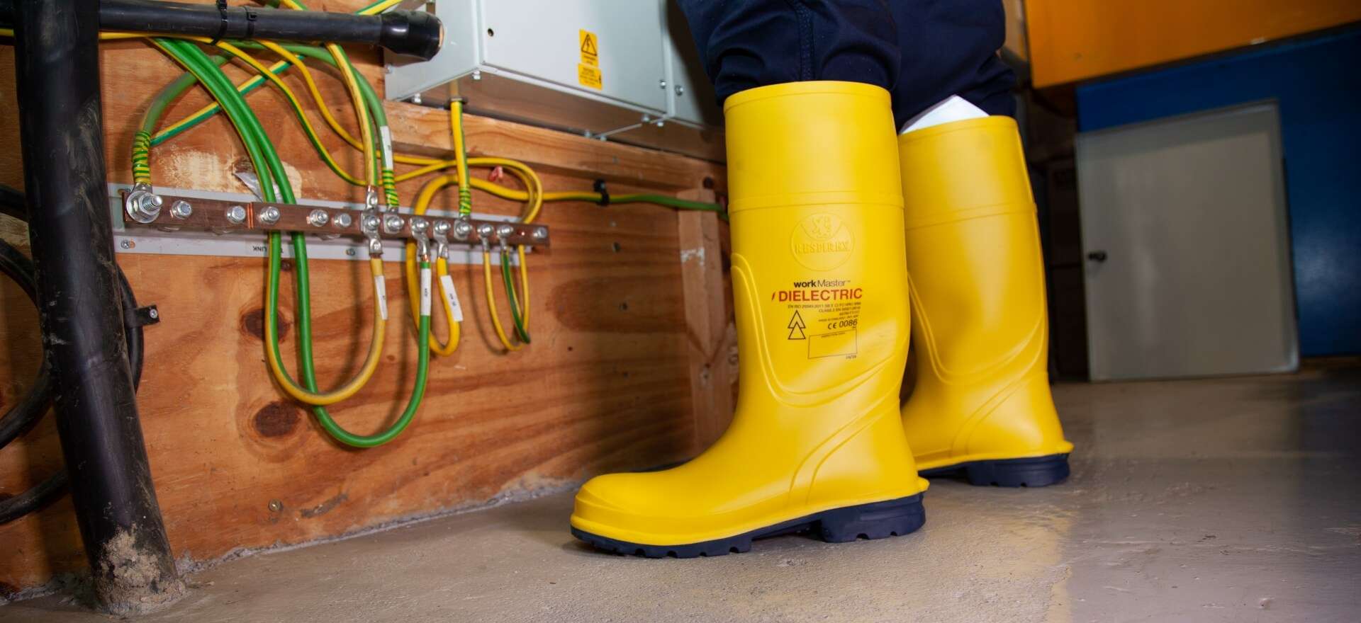 Mengenal Sepatu Dielektrik, Tahan Tegangan 20.000V | PT. Radius ...